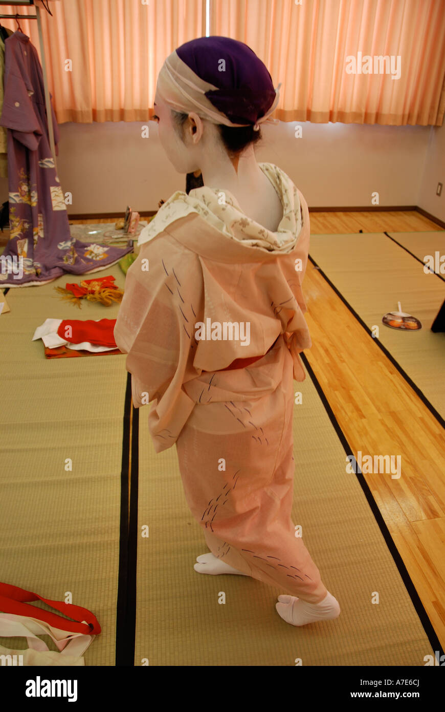 Wearing kimono Classical Japanese dance as geisya Stock Photo - Alamy