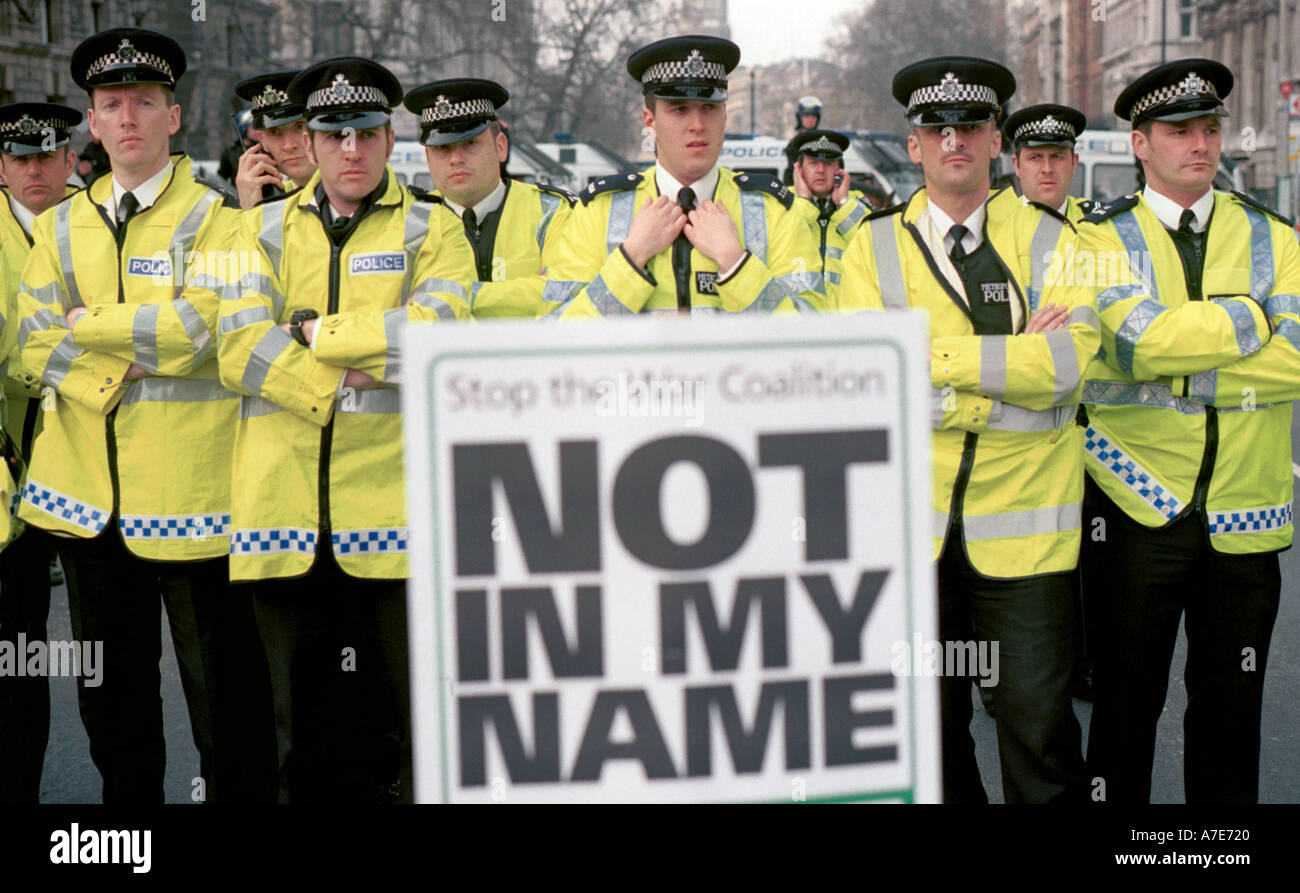 Police in line front hi-res stock photography and images - Alamy