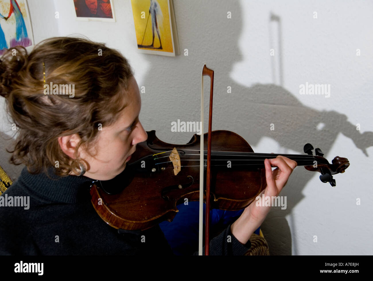 Young woman playing the violin Stock Photo - Alamy