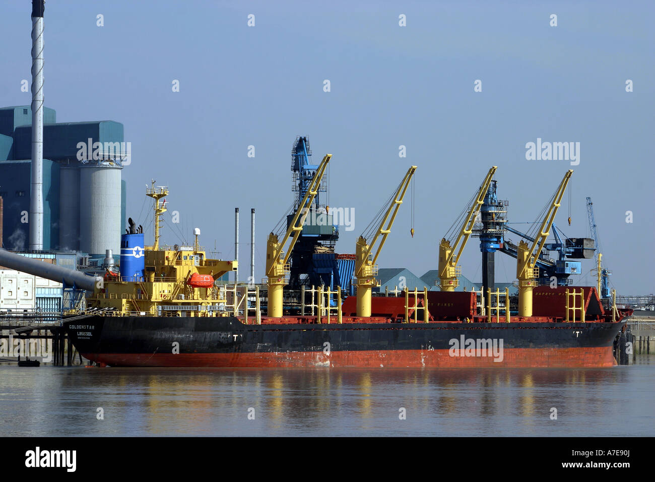 Cargo Boat unloading at Tate and Lyles Deep water terminal Stock Photo ...