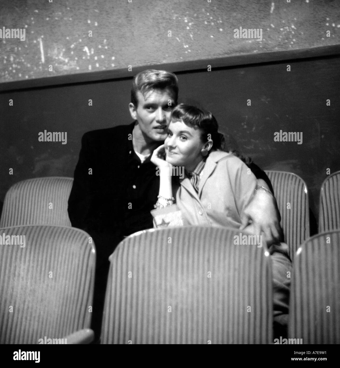 Cinema couple 1950s hi-res stock photography and images - Alamy
