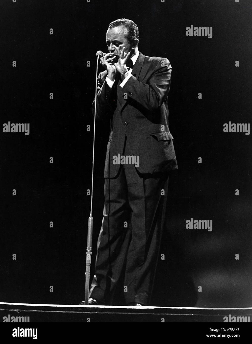 LARRY ADLER US harmonica player Stock Photo - Alamy