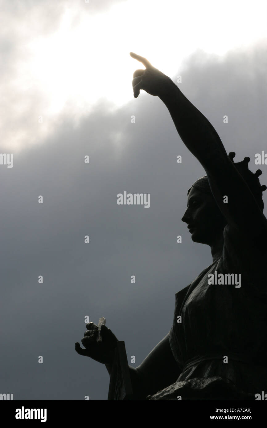 silhouette of statue Stock Photo - Alamy