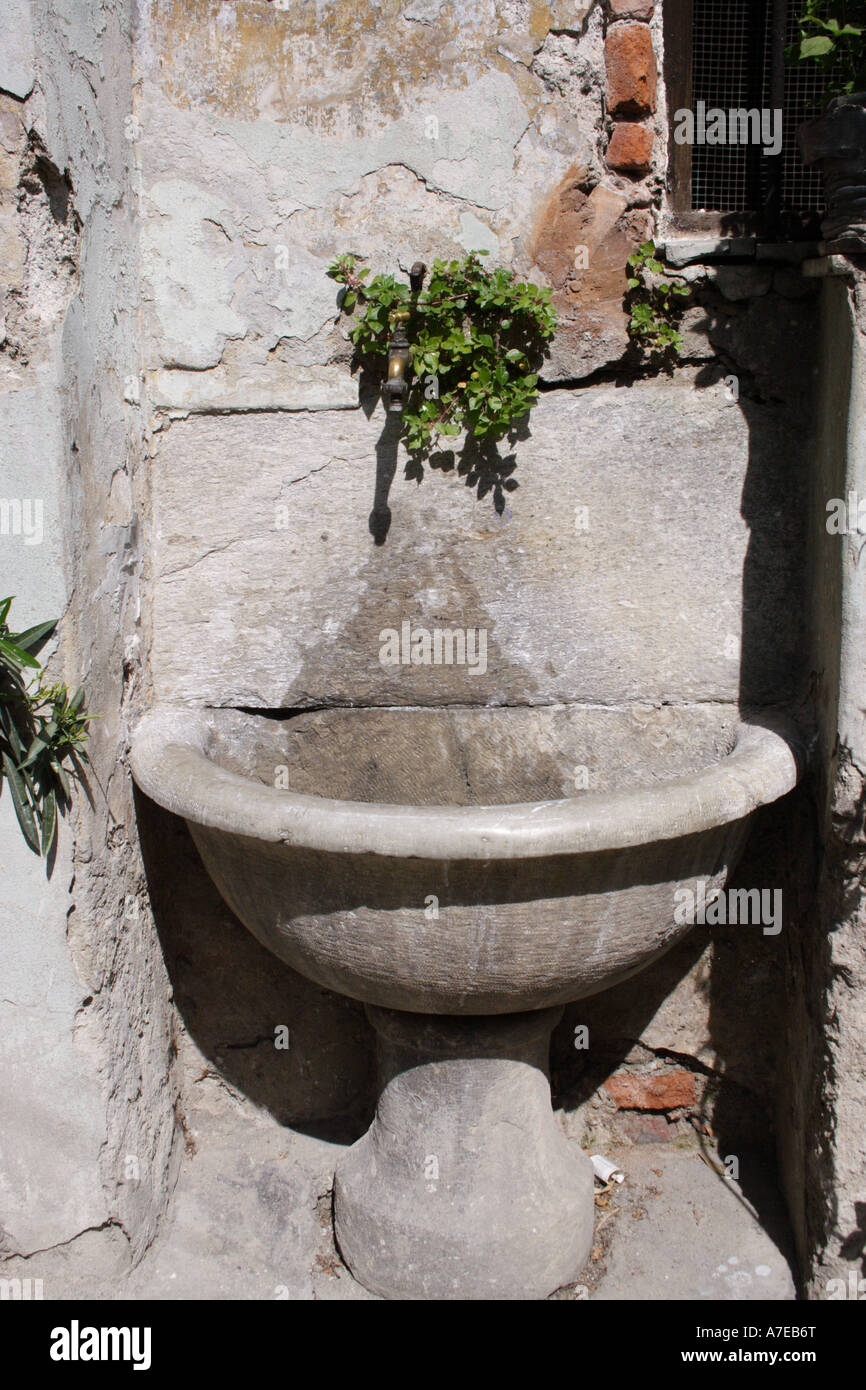 Old water drinking fountain hi-res stock photography and images - Alamy