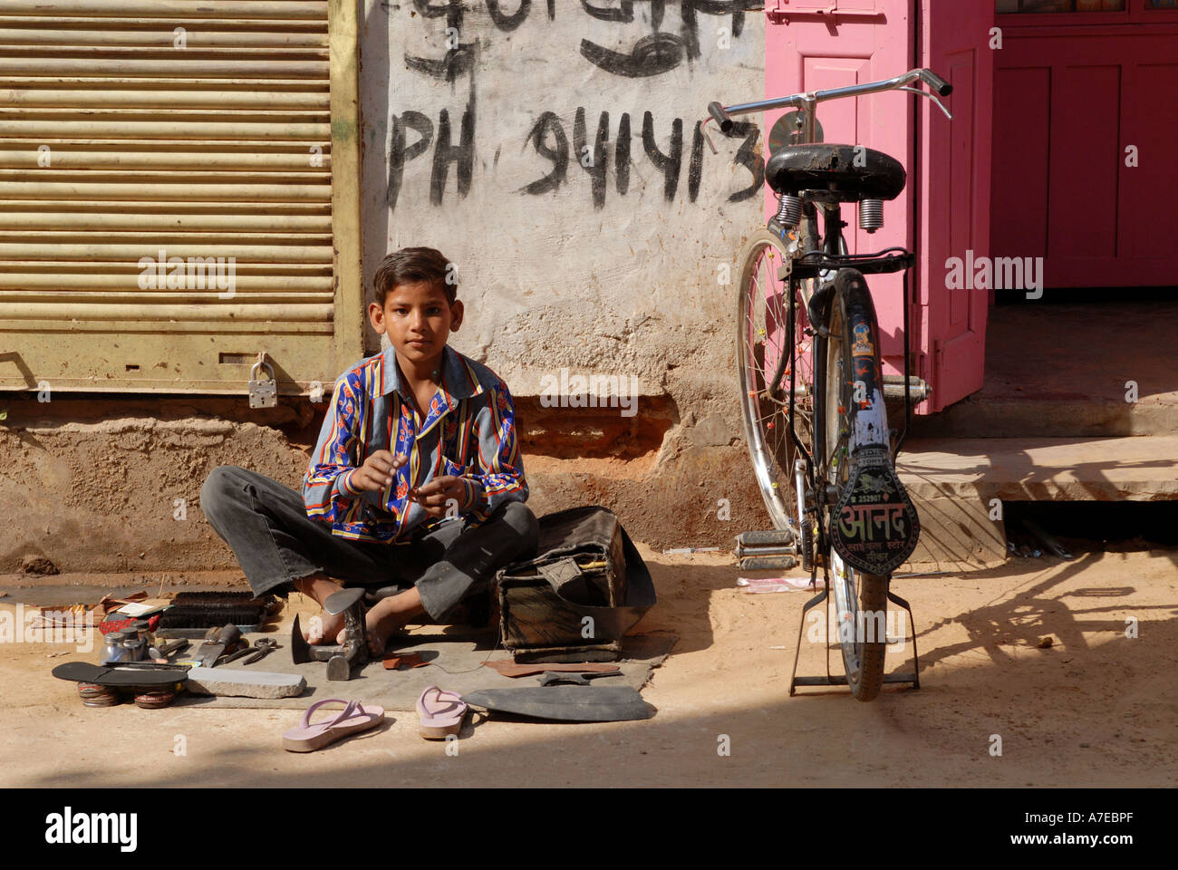 Indian shoe shine hi-res stock photography and images - Alamy