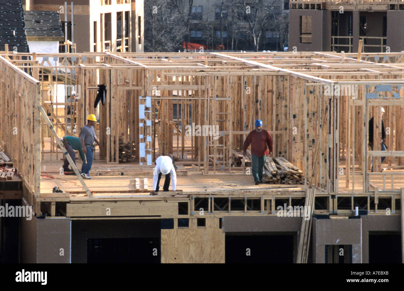 WORKMEN BUILDING WOODEN HOUSES US AMERICA Stock Photo - Alamy