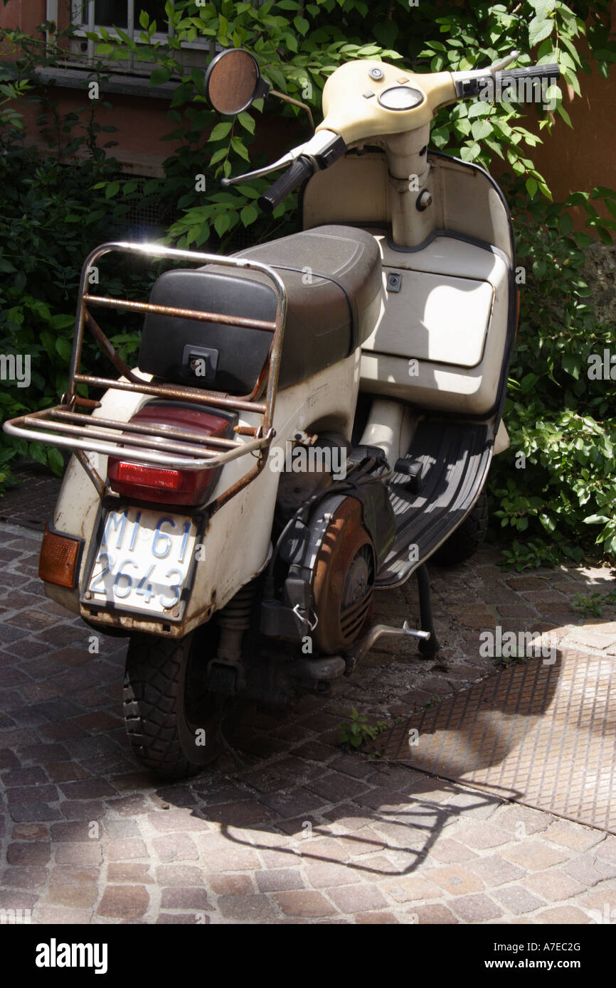 Old rusty vespa hi-res stock photography and images - Alamy