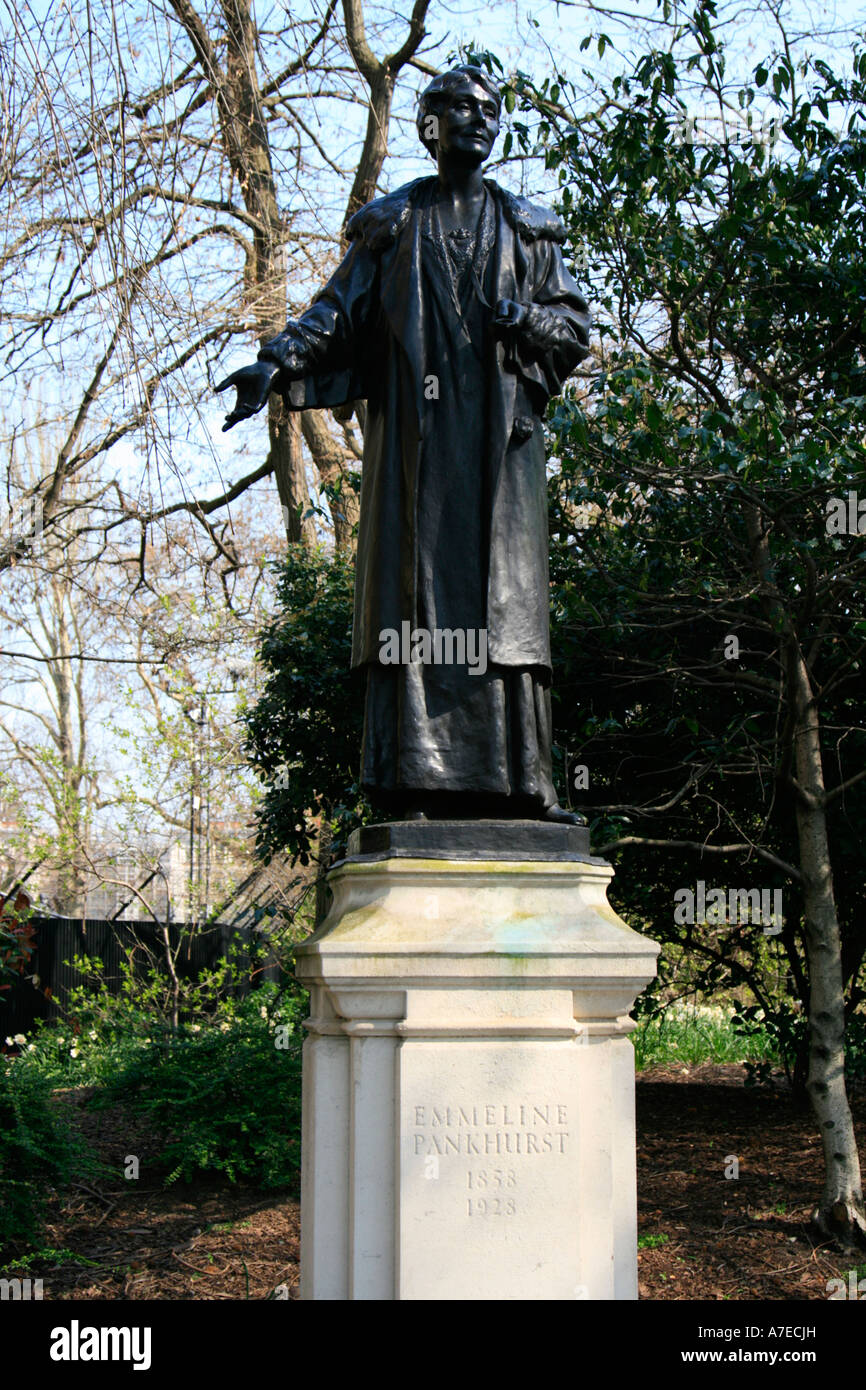 Memorial statue to suffragette Emily Pankhurst Westminster Victoria ...