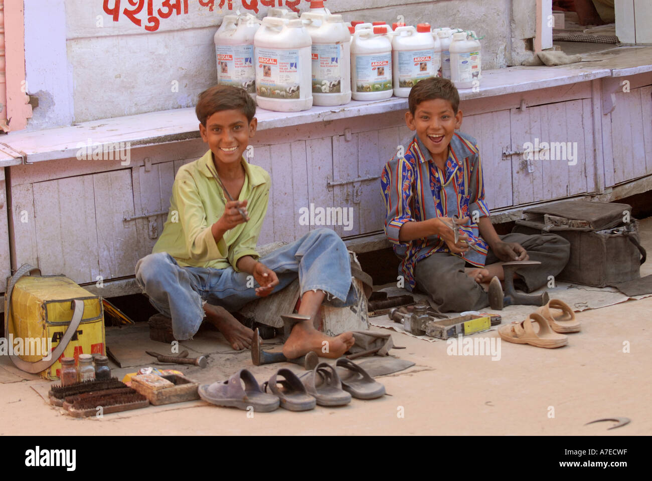 Shoe shine boy hi-res stock photography and images - Alamy