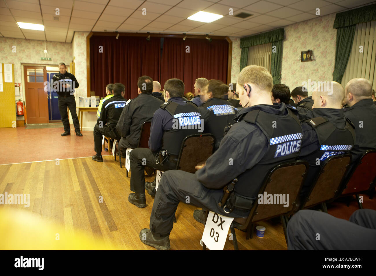 Humberside Police briefing prior to a major operation to clear Hull s ...