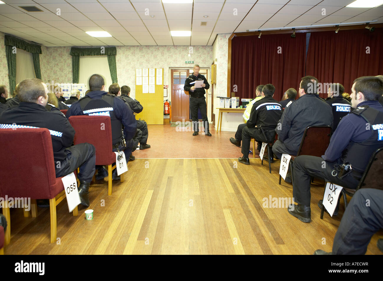 Humberside Police briefing prior to a major operation to clear Hull s ...