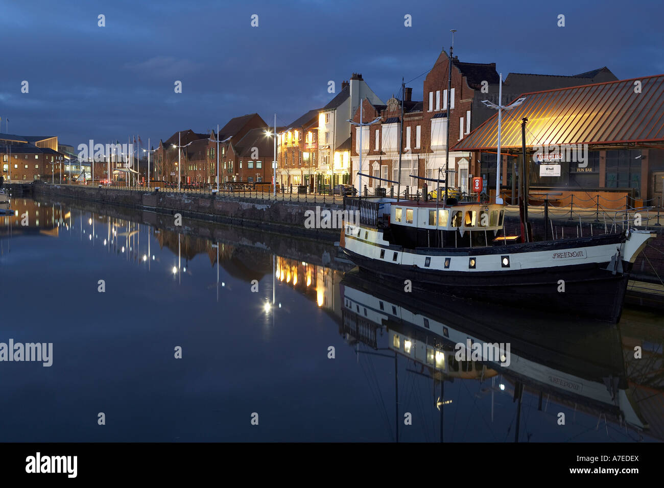 Hull docks at night hi-res stock photography and images - Alamy