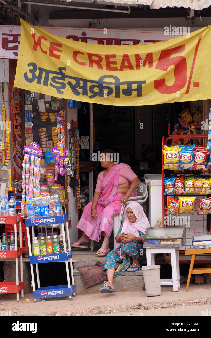 Indian boy working in shop hi-res stock photography and images - Alamy