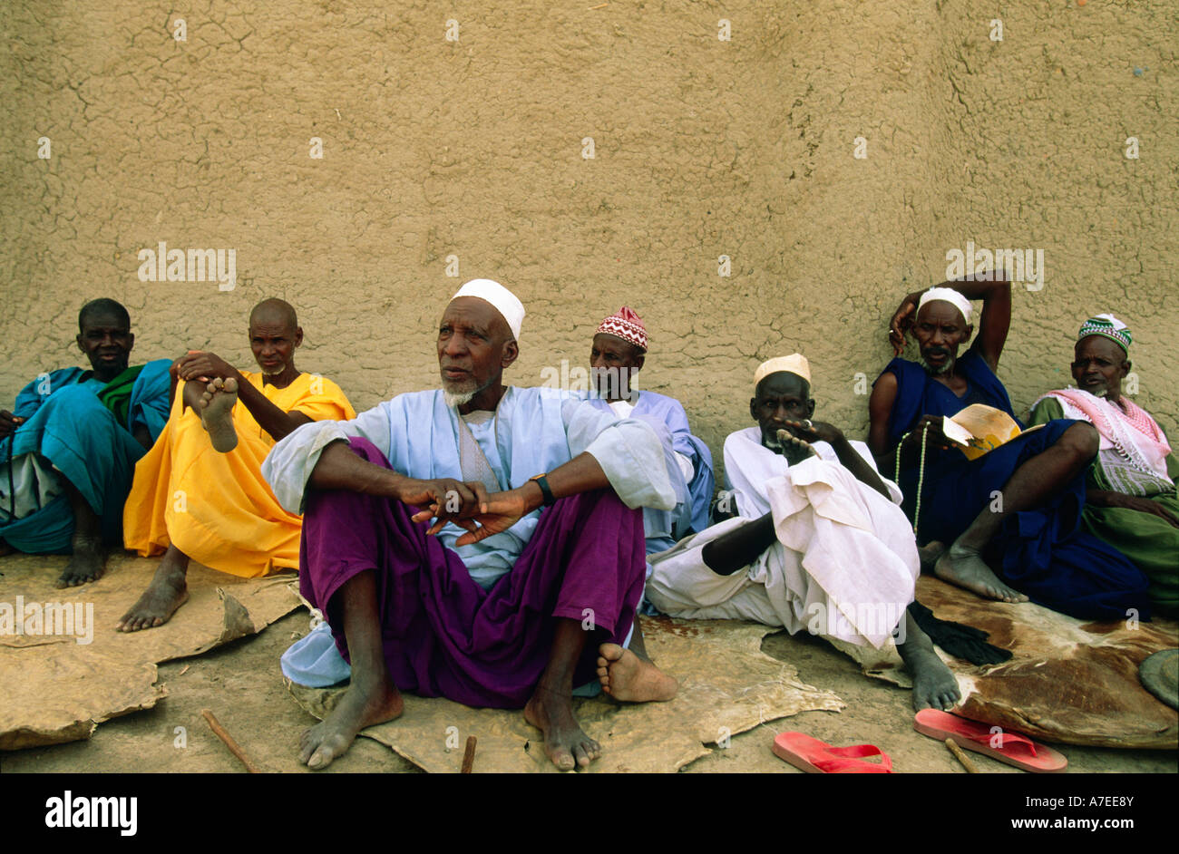 Idle men hi-res stock photography and images - Alamy