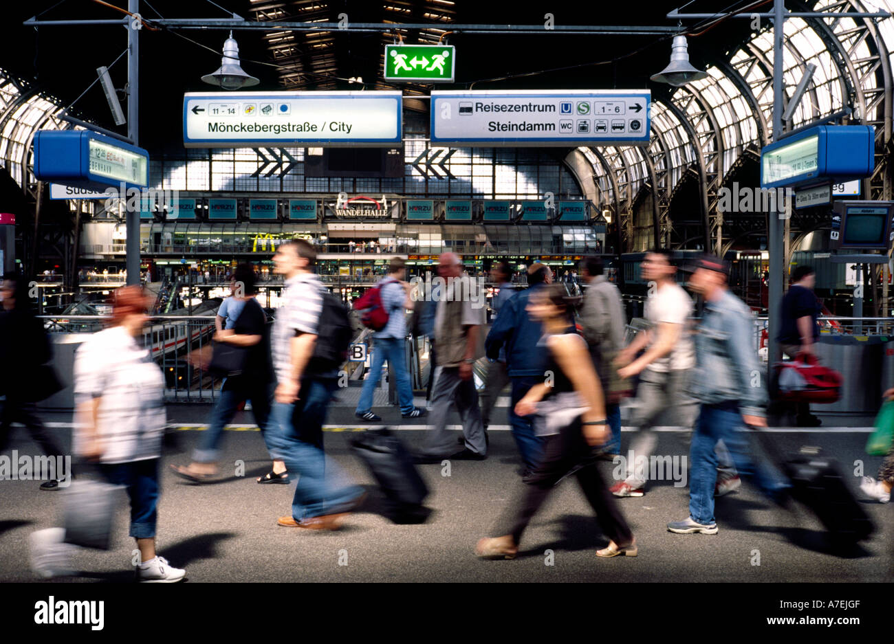 Station rush hour hi-res stock photography and images - Alamy
