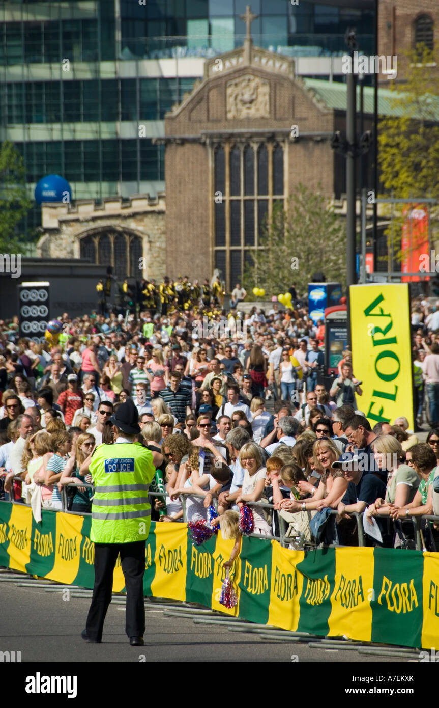 crowds of spectators at the Flora London Marathon 2007 Stock Photo - Alamy