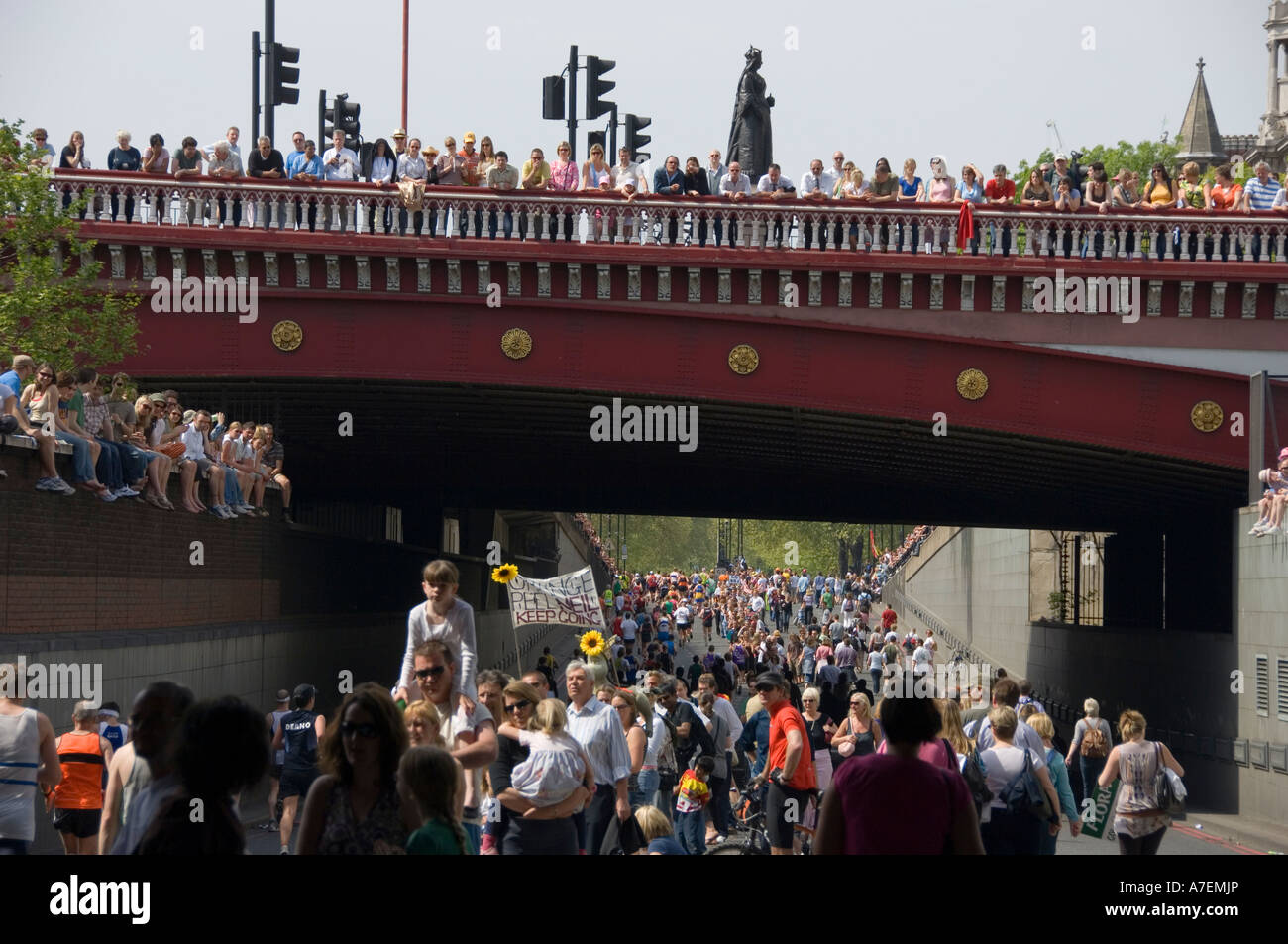 crowds of spectators at the Flora London Marathon 2007 Stock Photo - Alamy