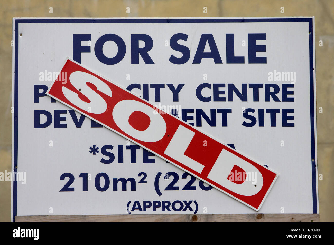 City sale sign hi-res stock photography and images - Alamy
