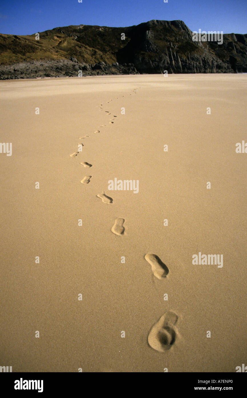 Single footprints in the sand hi-res stock photography and images - Alamy