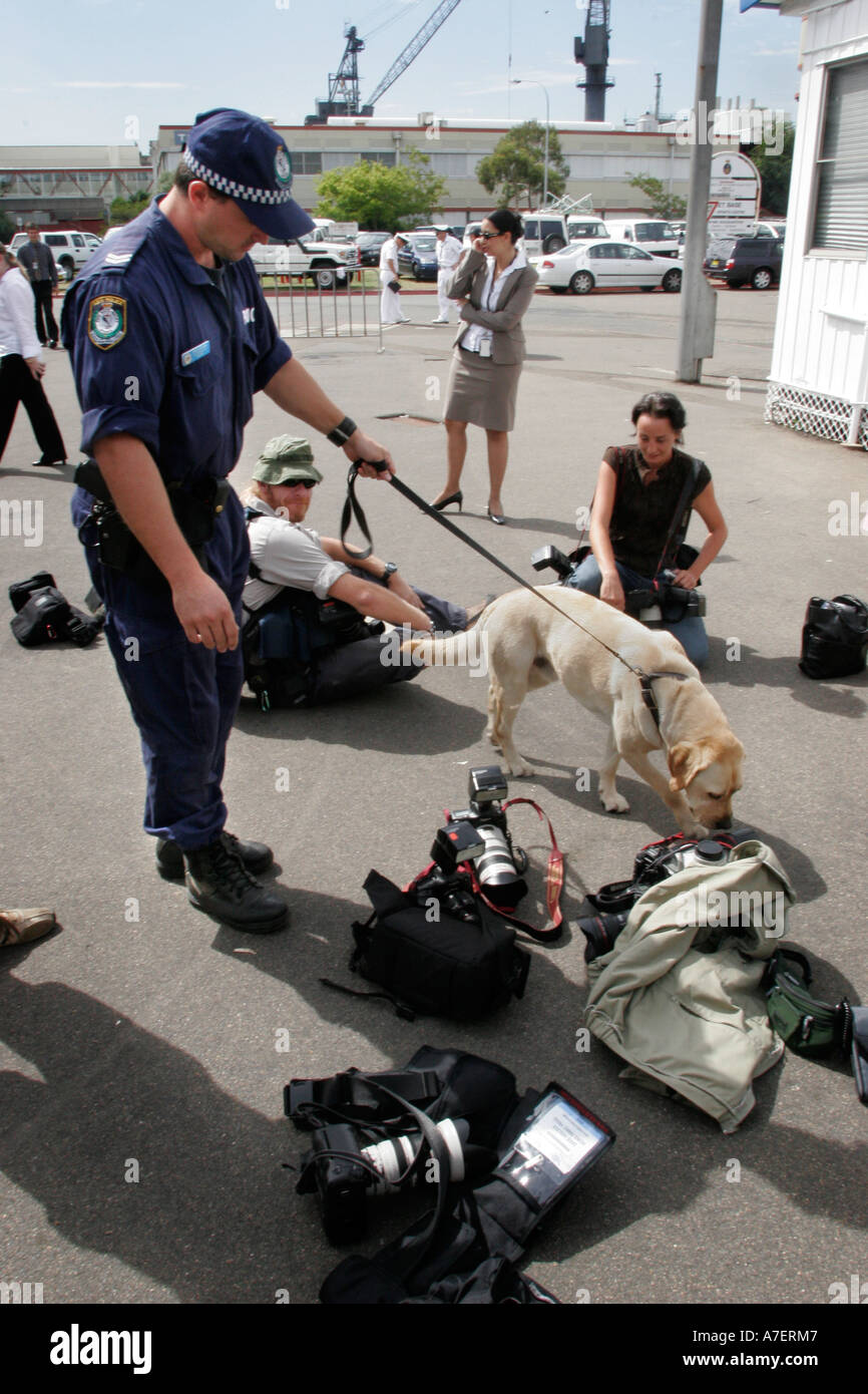 Police sniffer dogs security hi-res stock photography and images - Alamy