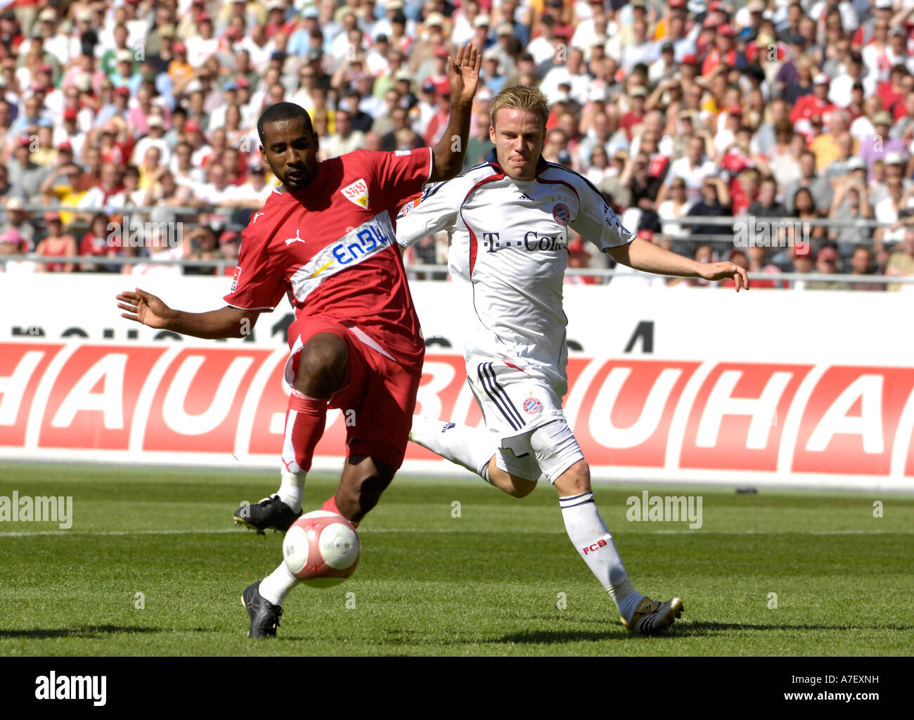 CACAU VfB Stuttgart (left) versus Christian LELL FC Bayern Muenchen ...