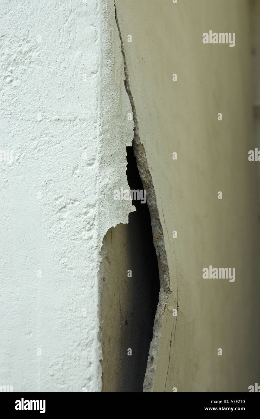 Crack in a wall Stock Photo - Alamy