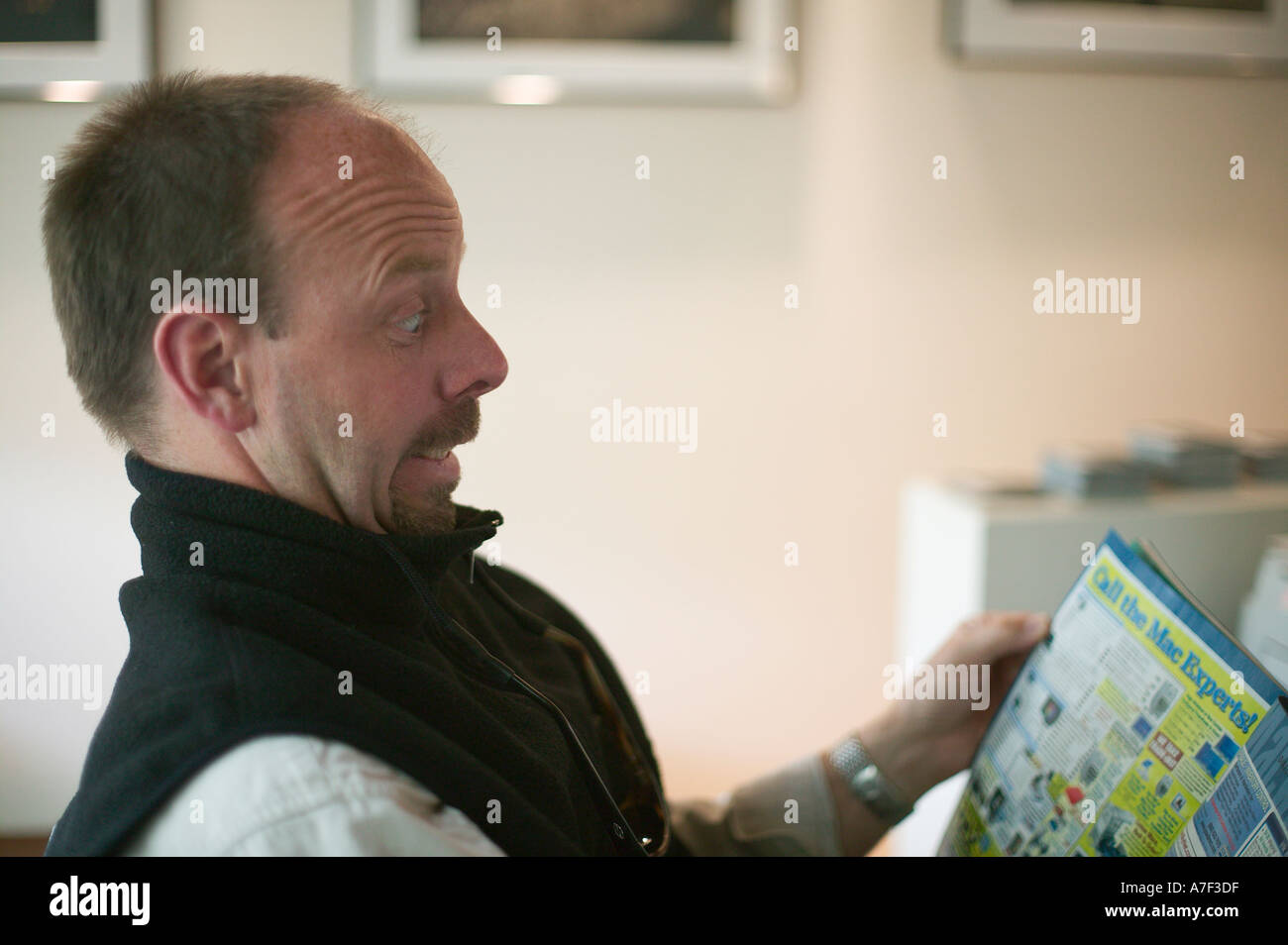 Man reading magazine surprise hi-res stock photography and images - Alamy