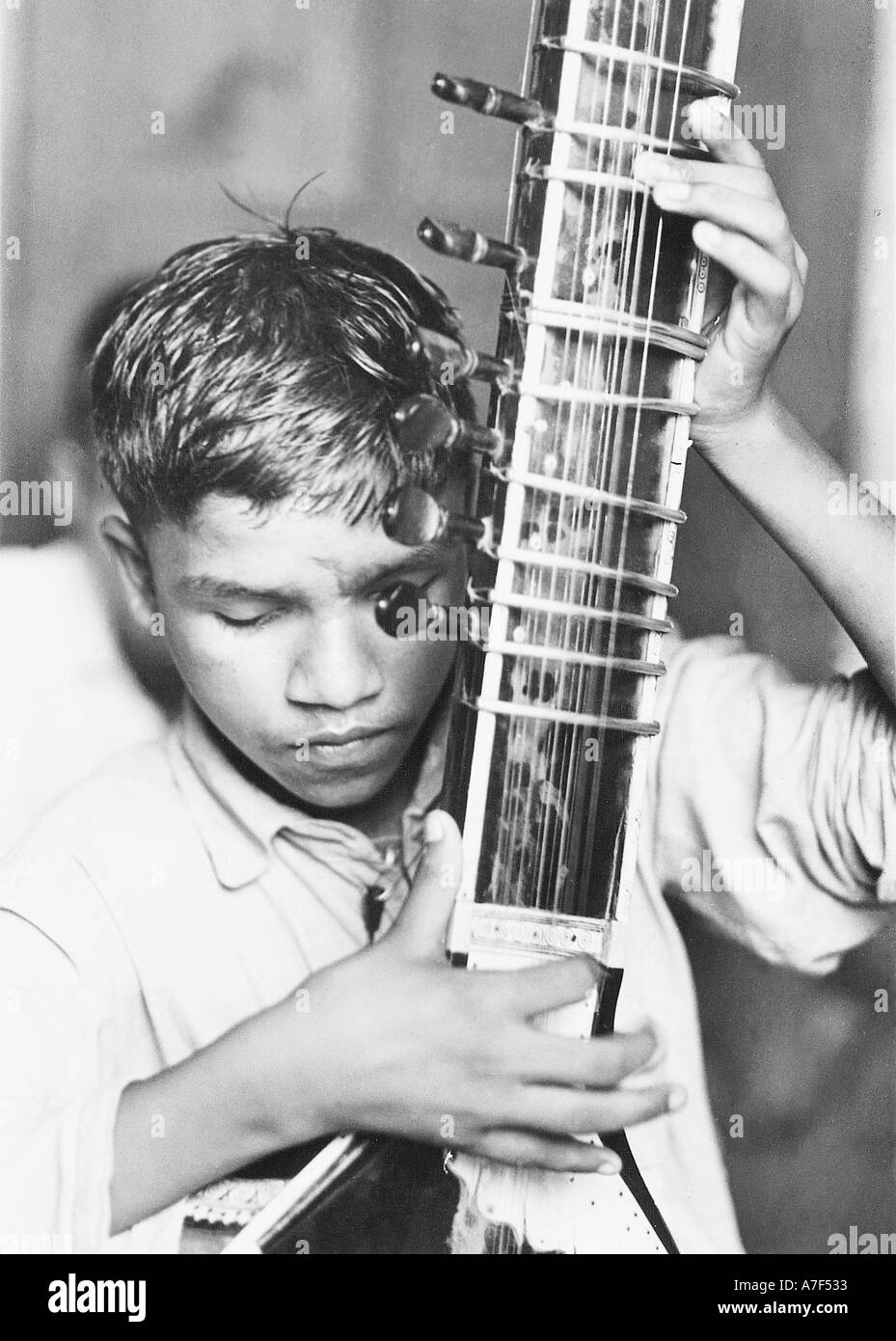 Blind playing instrument hi-res stock photography and images - Alamy