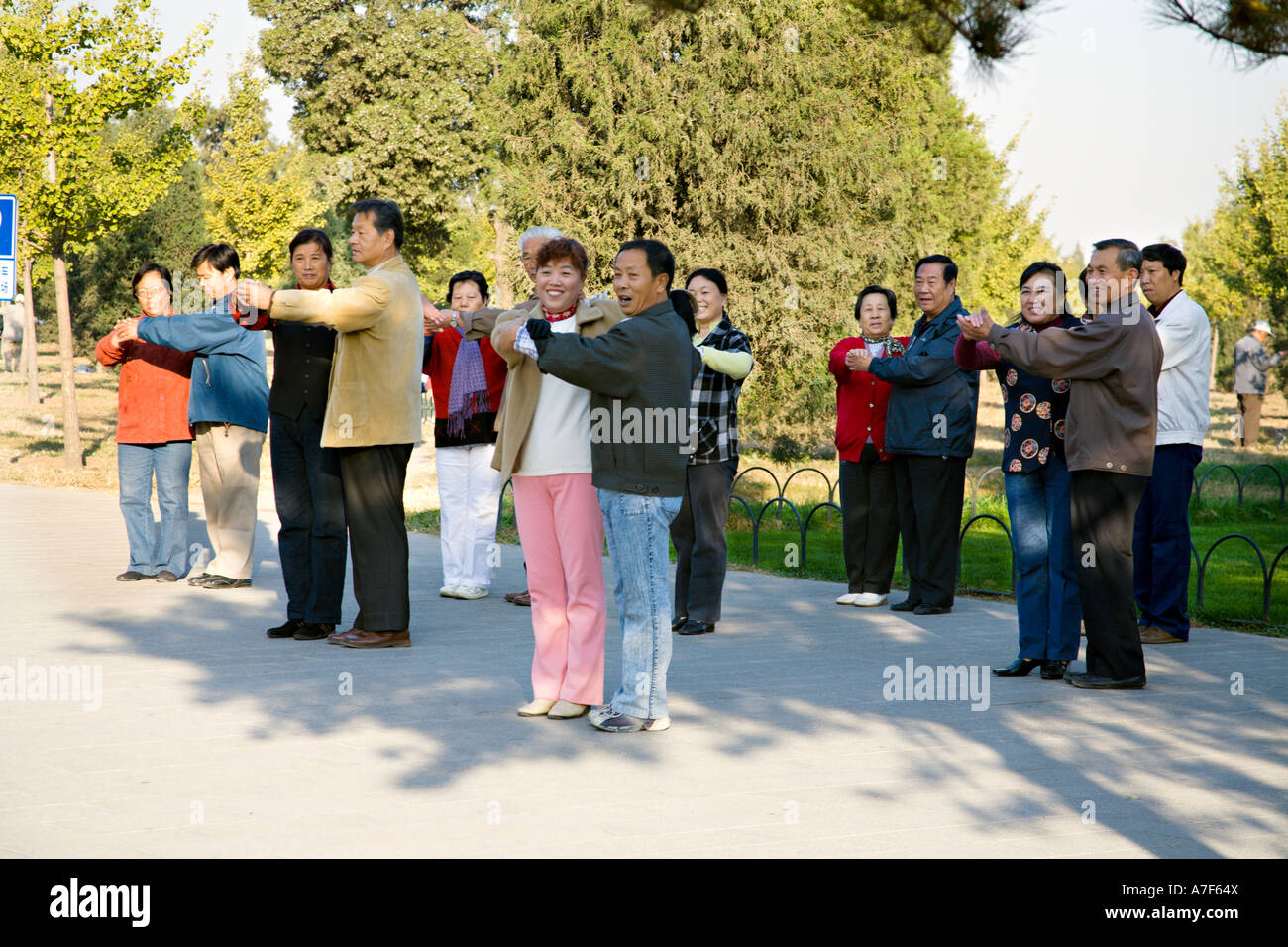Learning chinese dance hi-res stock photography and images - Alamy