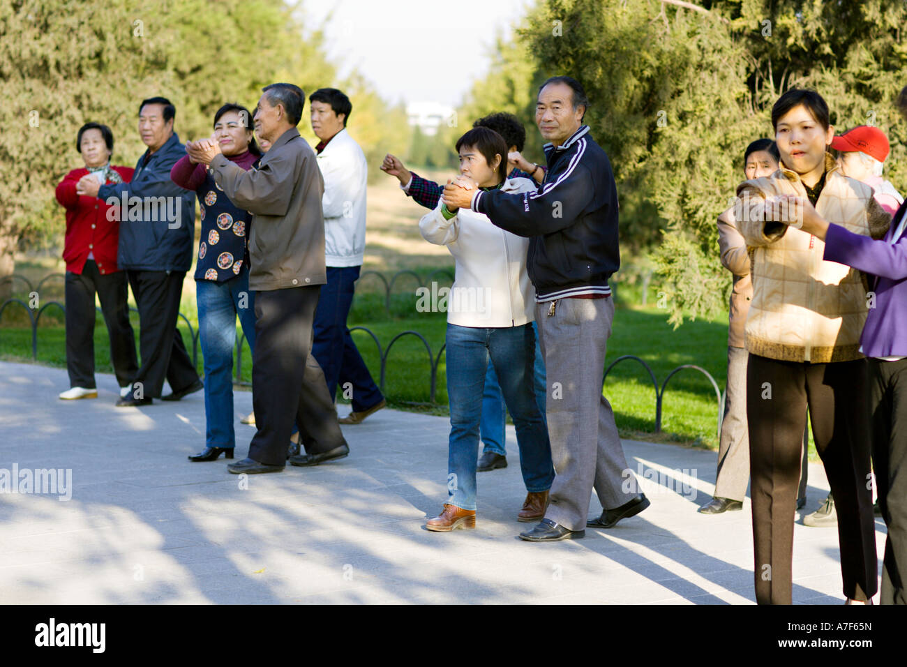 Learning chinese dance hi-res stock photography and images - Alamy