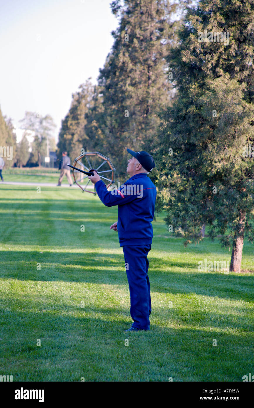 CHINA BEIJING Elderly Chinese man flying a kite Stock Photo - Alamy