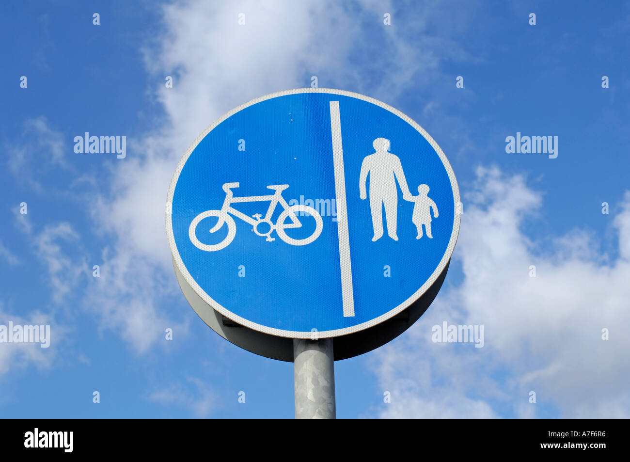 cycle path sign Stock Photo - Alamy