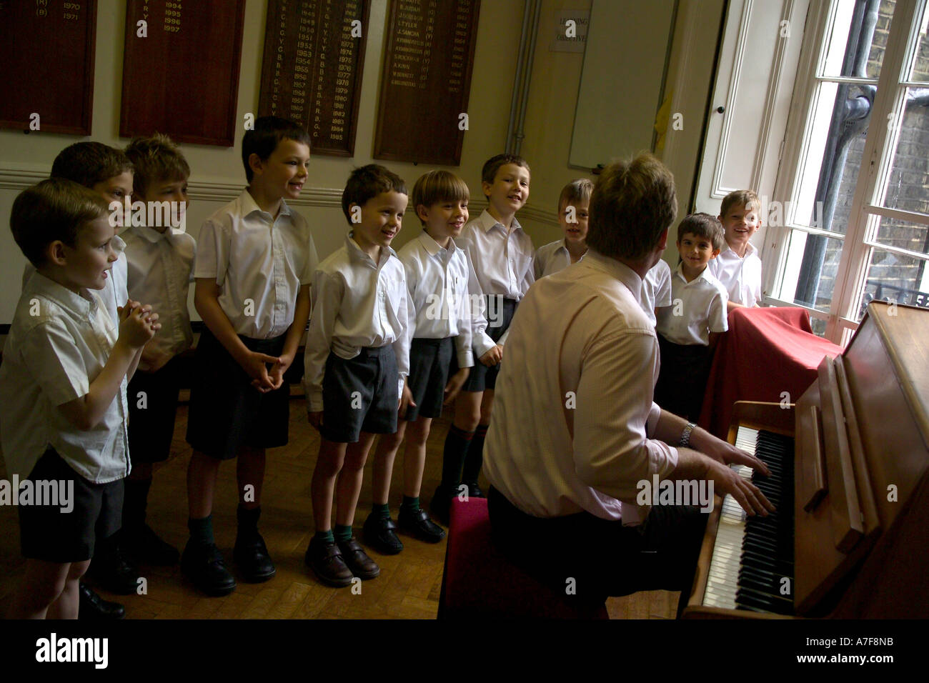 Sing along kids hi-res stock photography and images - Alamy