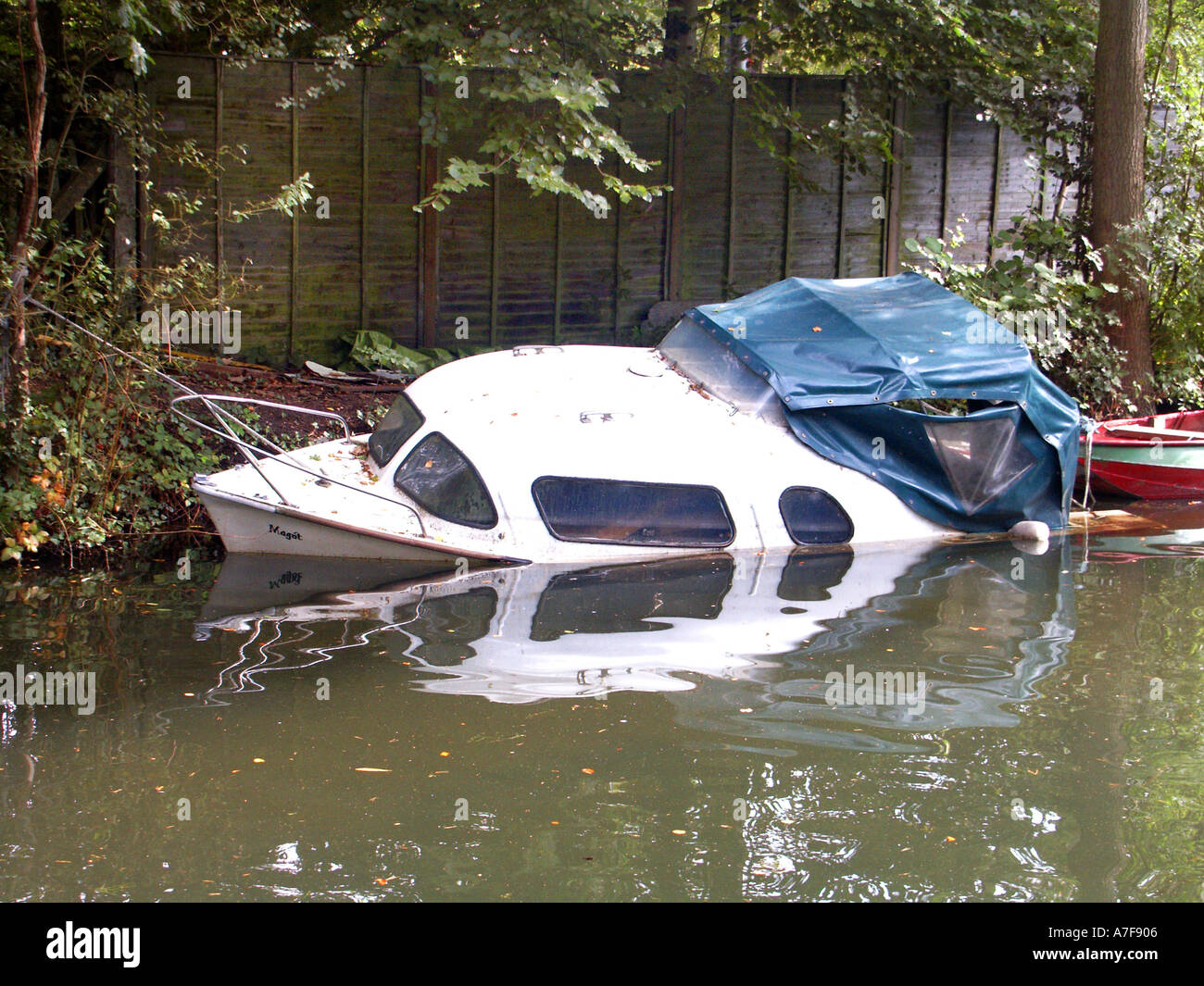 Sunk canal boats hi-res stock photography and images - Alamy