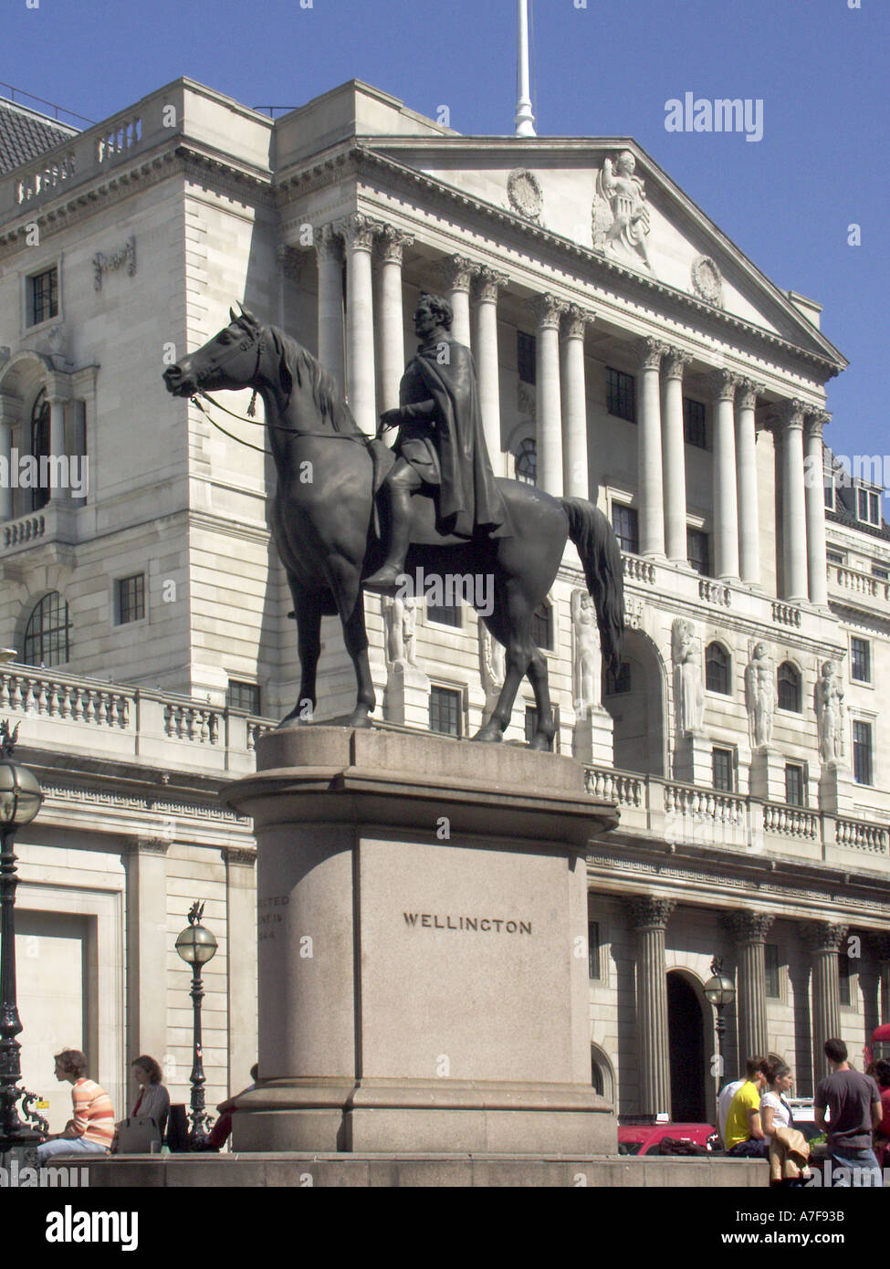 Statue of the duke of wellington on horseback hi-res stock photography ...