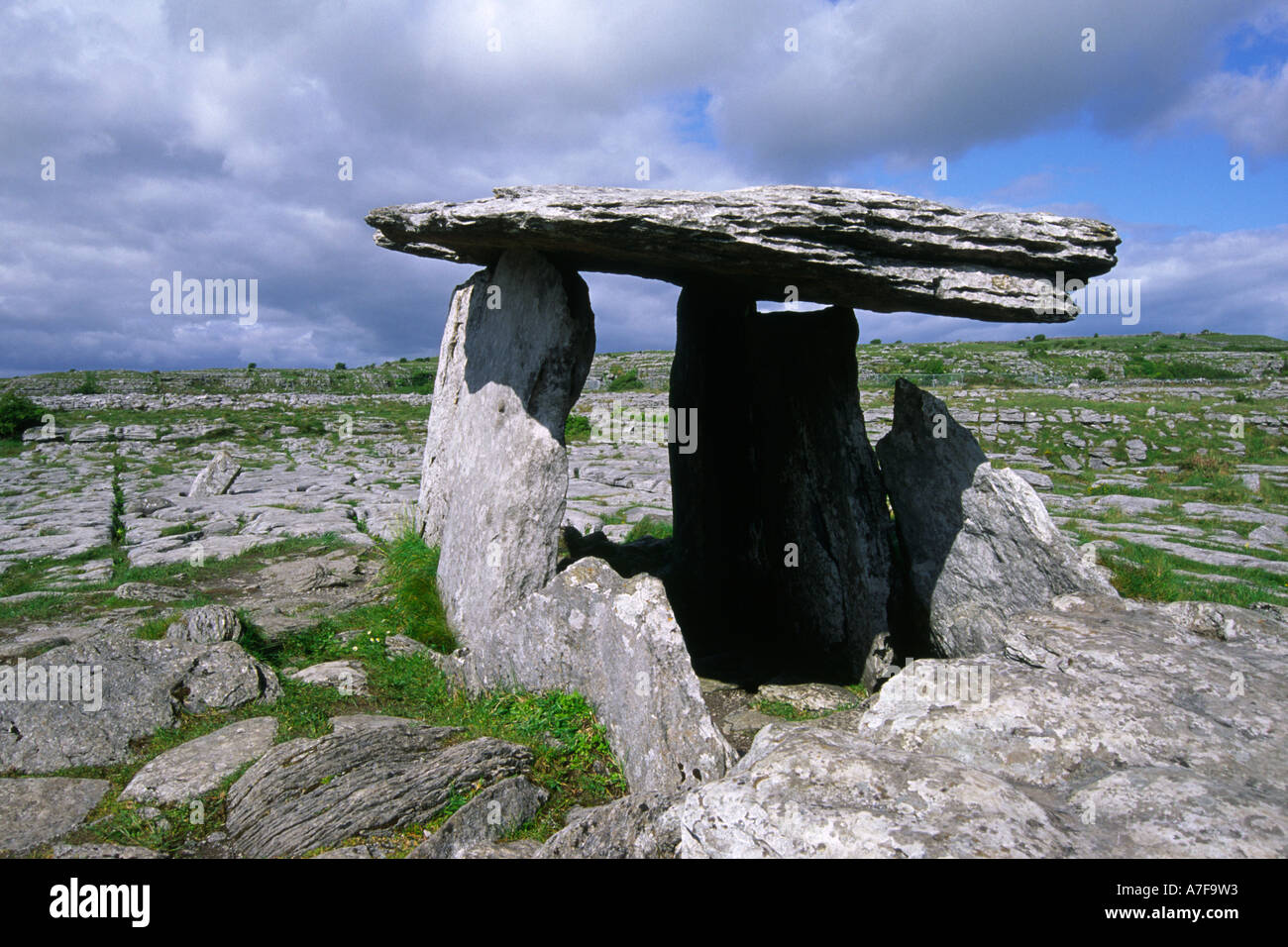 Poulnabrone dolmen Burren Ireland Stock Photo - Alamy