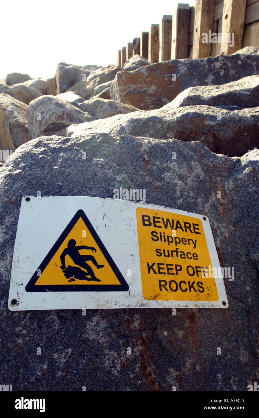Slippery rocks warning sign beach hi-res stock photography and images ...