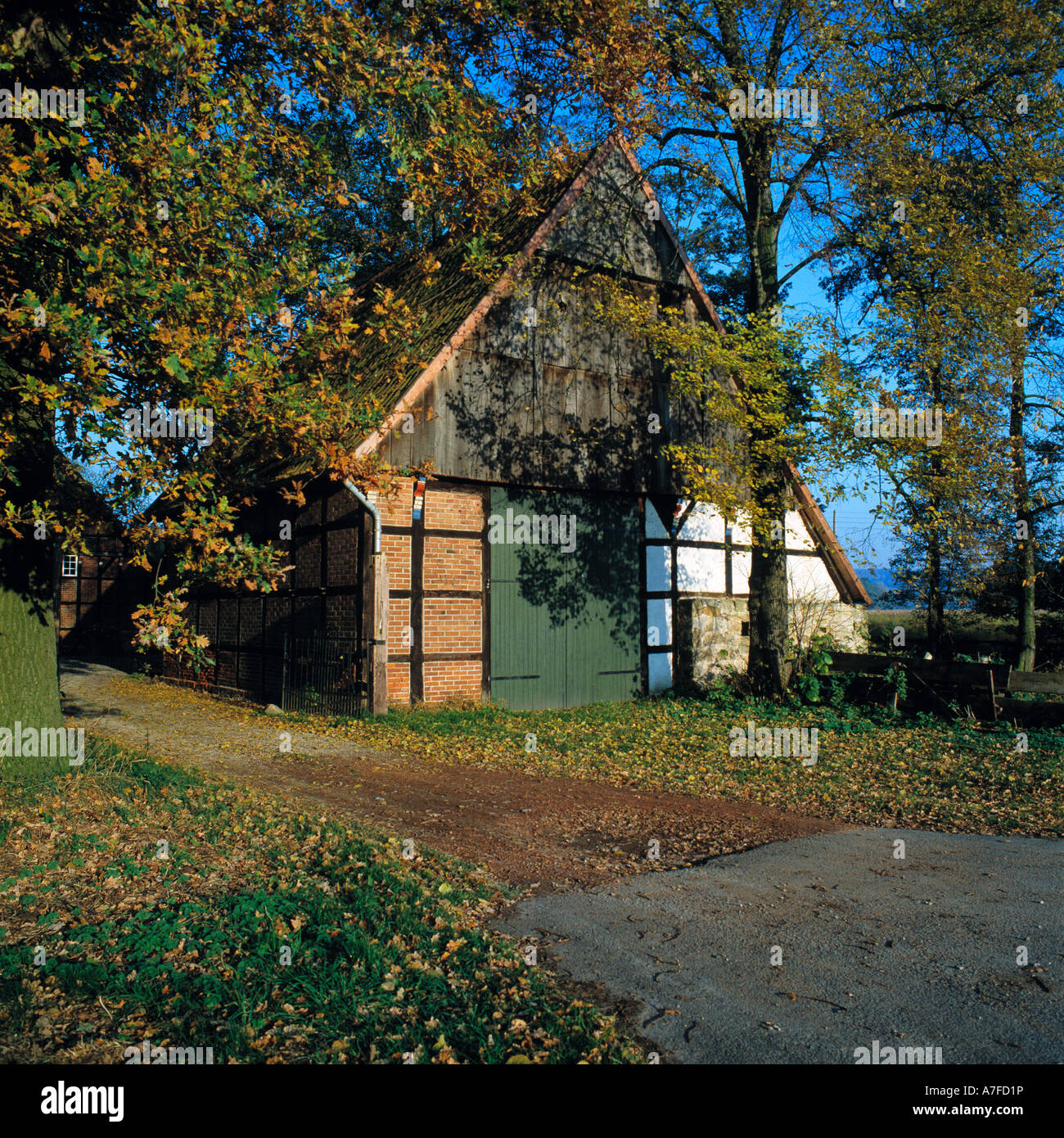 Scheune eines Bauernhofes, Herbststimmung im Tecklenburger Land ...
