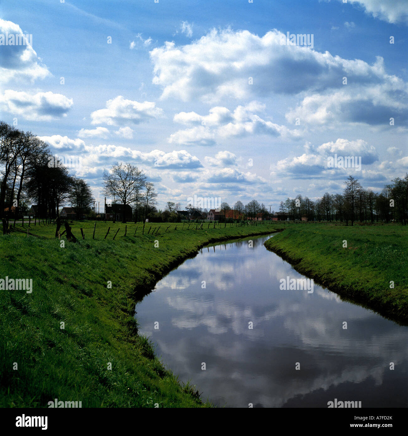 stimmungsvolle Flusslandschaft in Westrhauderfehn, Rhauderfehn ...