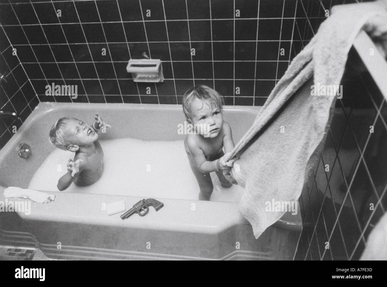 Sisters sharing bath hi-res stock photography and images - Alamy