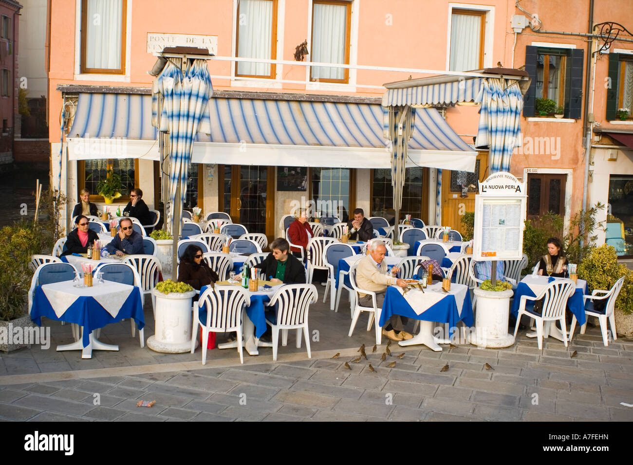 People sitting in an outdoor cafe hi-res stock photography and images ...