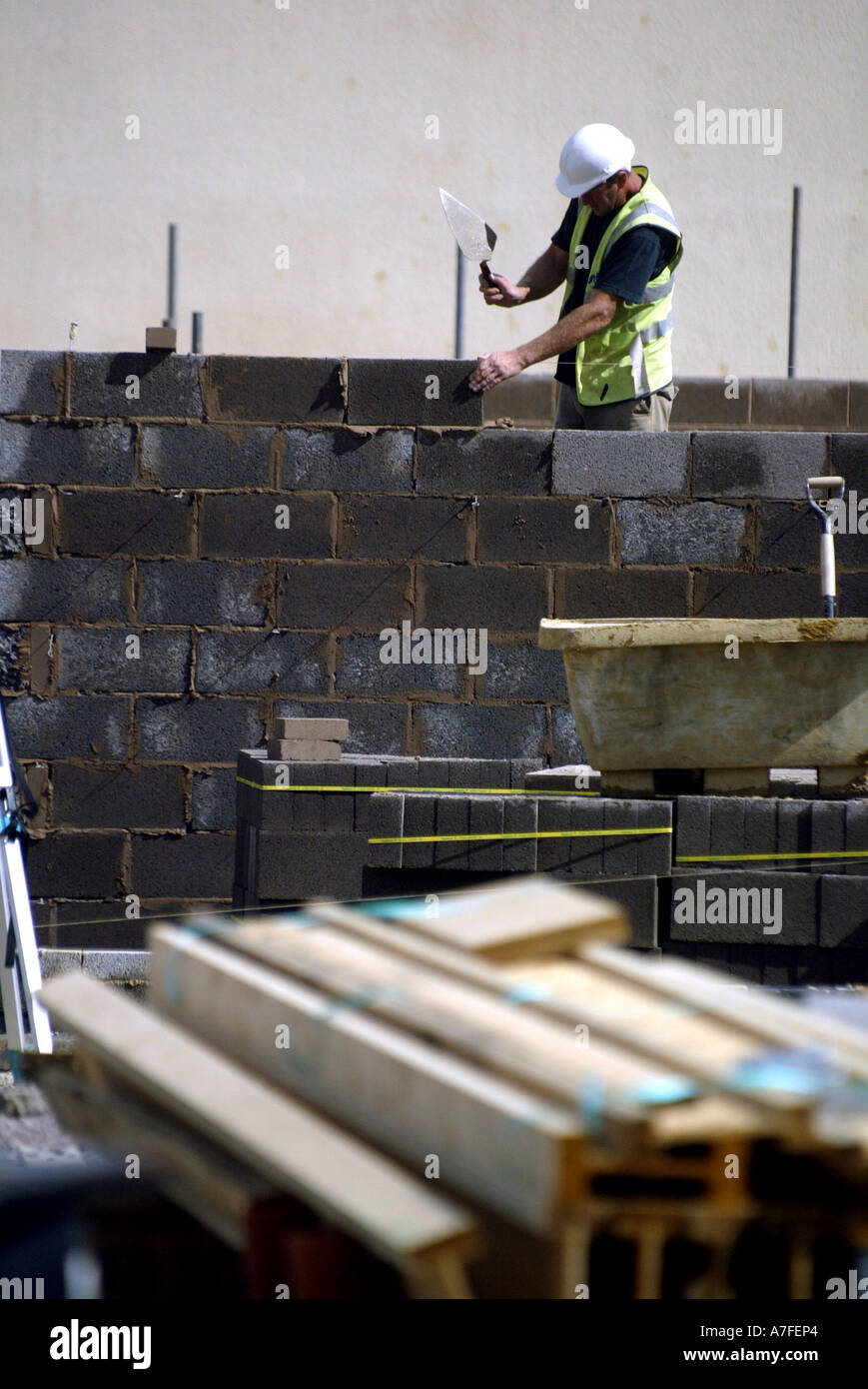 Construction manual labour bricklayer brickie hi-res stock photography ...