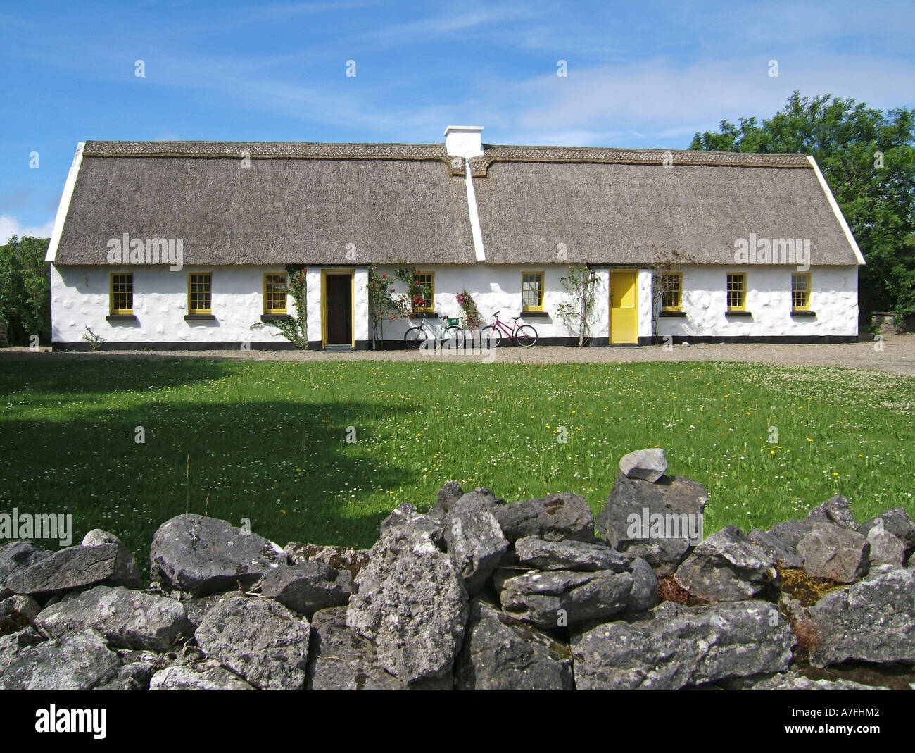 Cottage co clare, ireland hi-res stock photography and images - Alamy