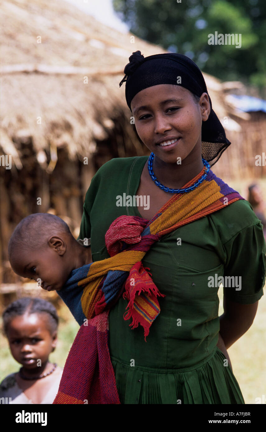 Poor mother and children hi-res stock photography and images - Alamy