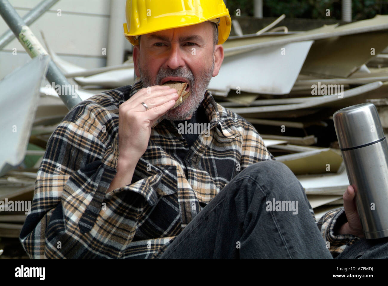 Workers eat lunch construction site hi-res stock photography and images ...