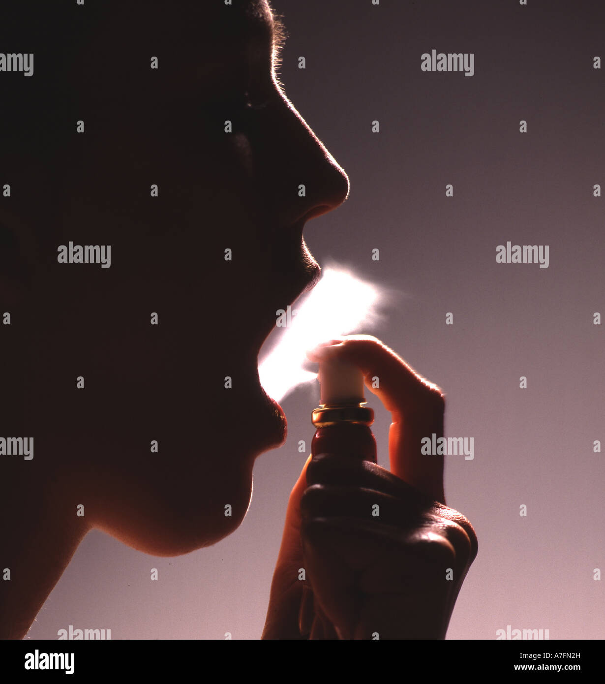 Frau benutzt Spray woman using aerosol Stock Photo - Alamy