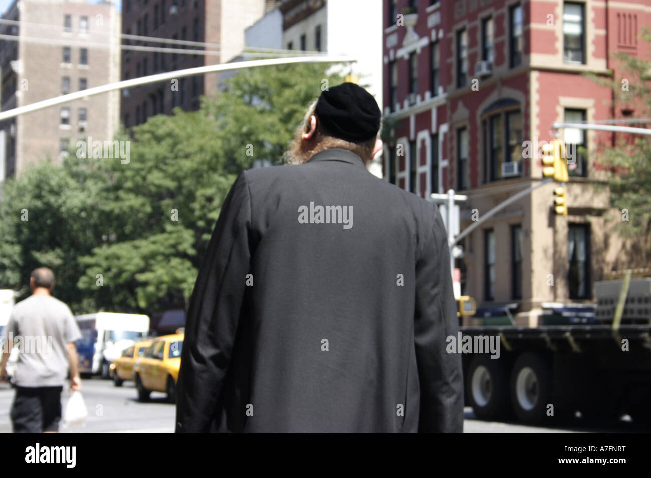 older jewish man walking in New York city Stock Photo - Alamy