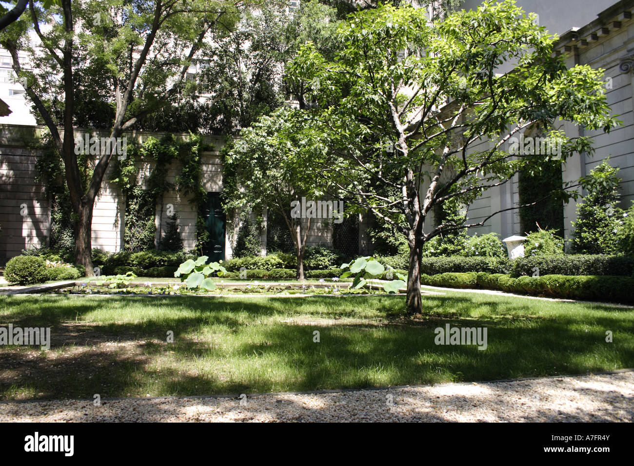 Garden at the Frick museum New york city NY Stock Photo - Alamy
