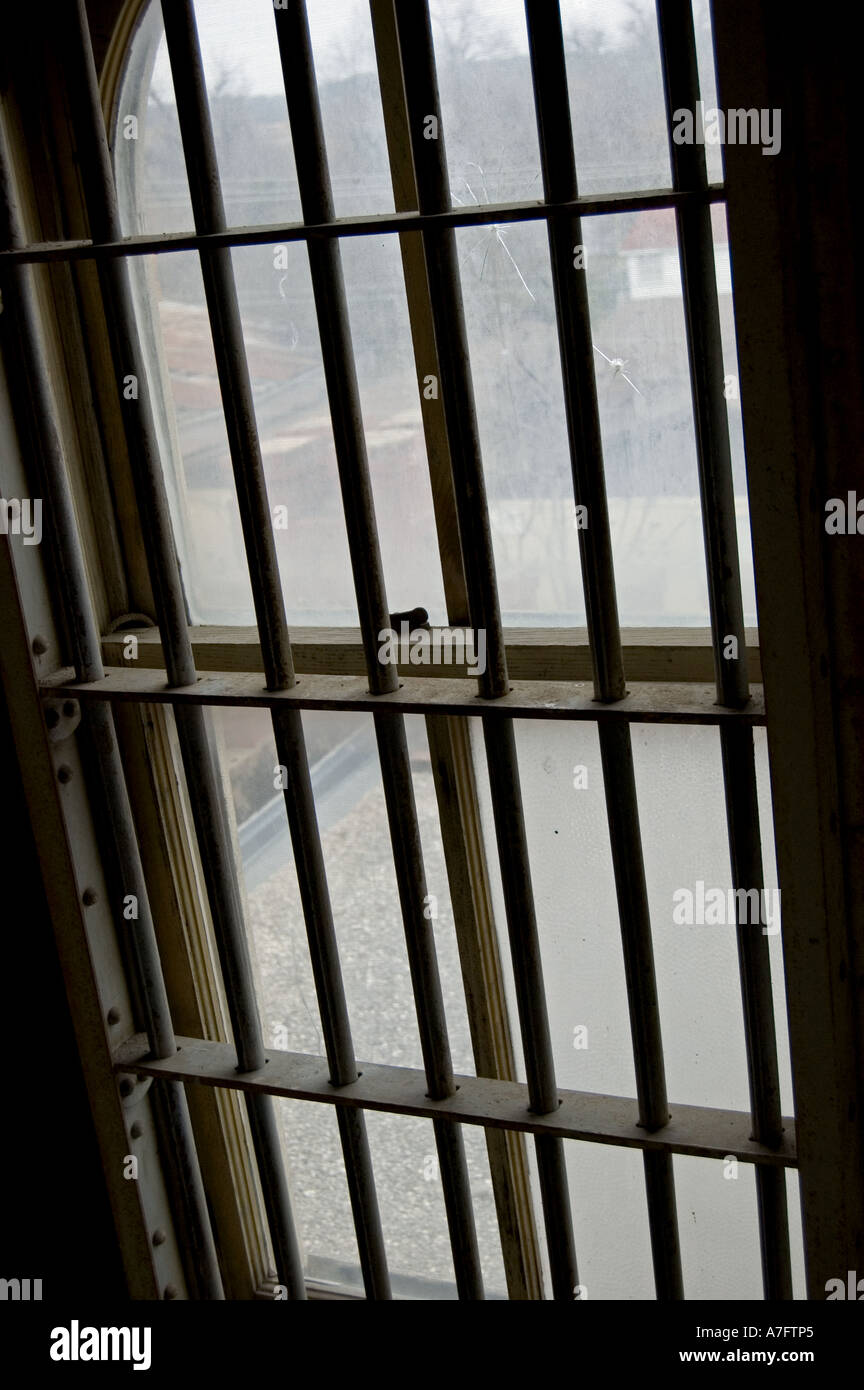 Window escape crime hi-res stock photography and images - Alamy