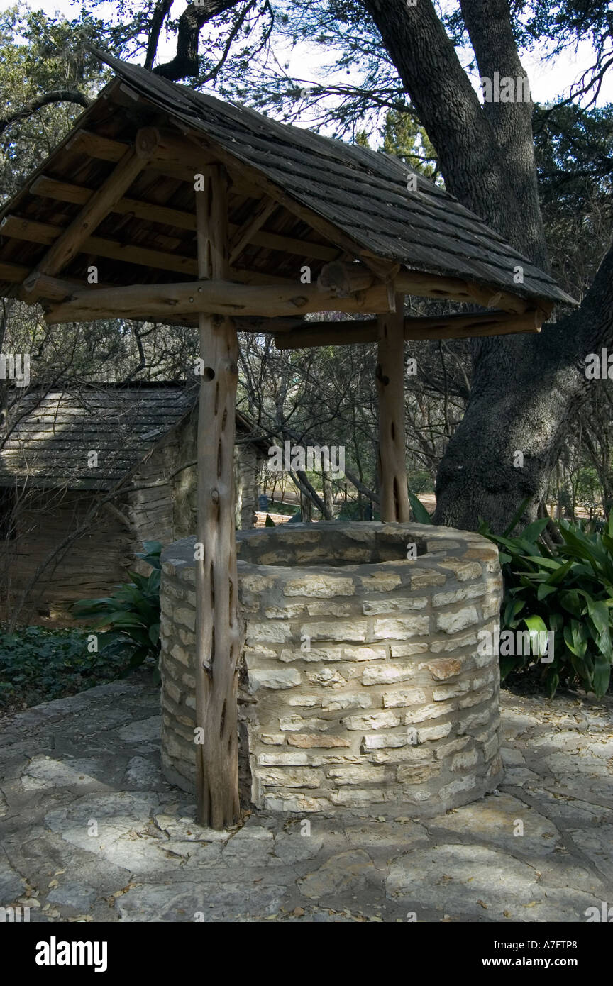 Wishing well roof hi-res stock photography and images - Alamy